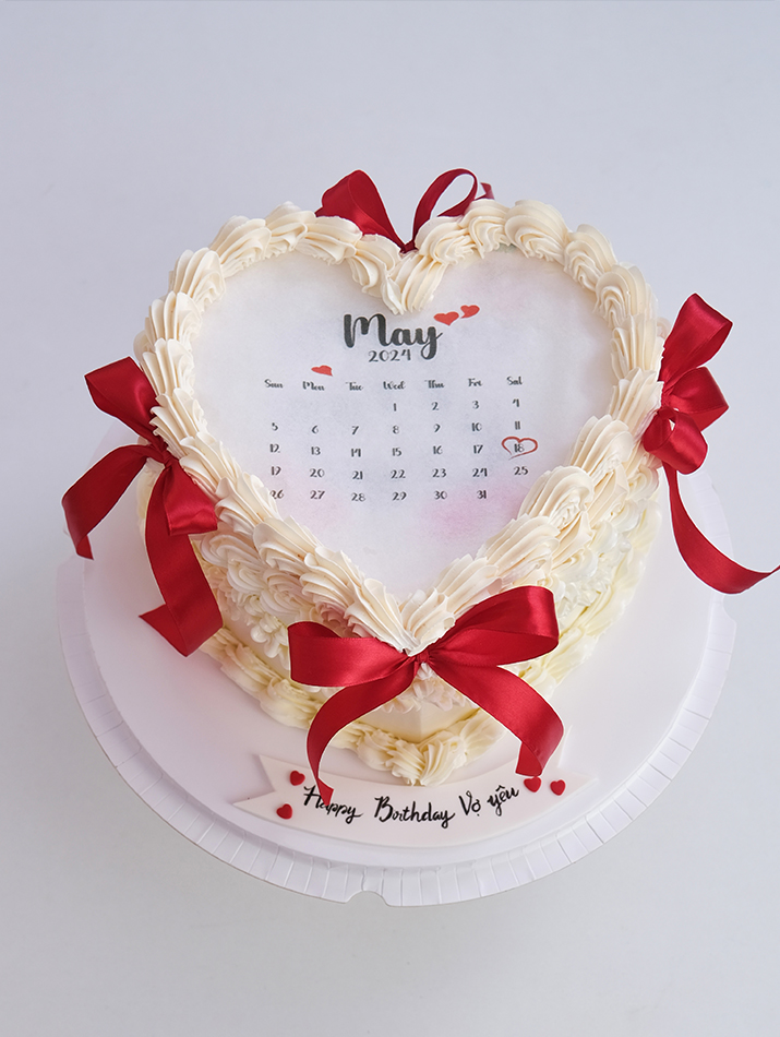 Burnt paper cream cakes create a surprising effect at MaDi Bakery